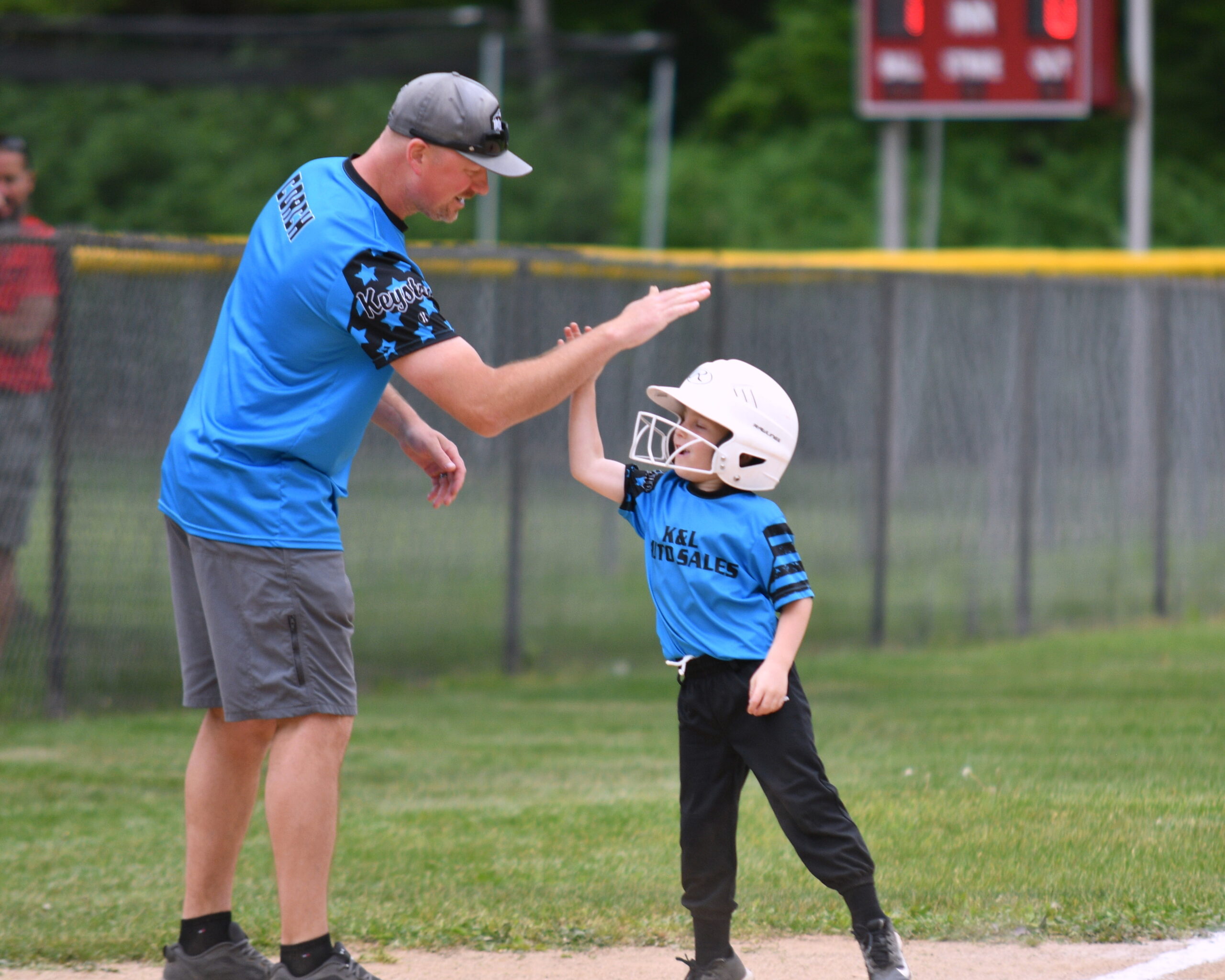 Gavin Houser high-fiving coach Al Hevner – The Record Online